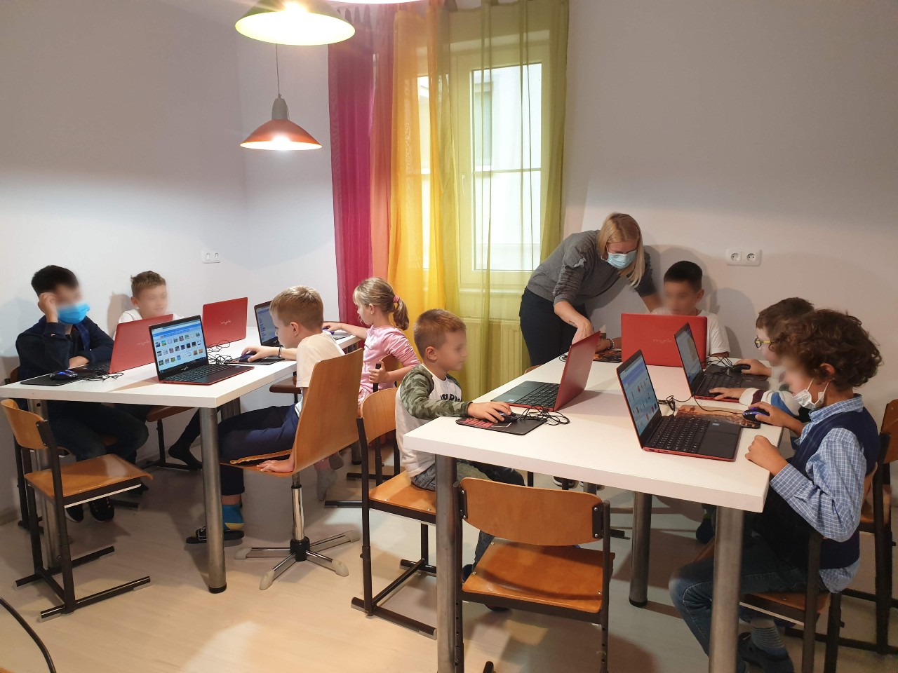 Curs programare copii la Edes After School Timișoara - Personaje în dialog